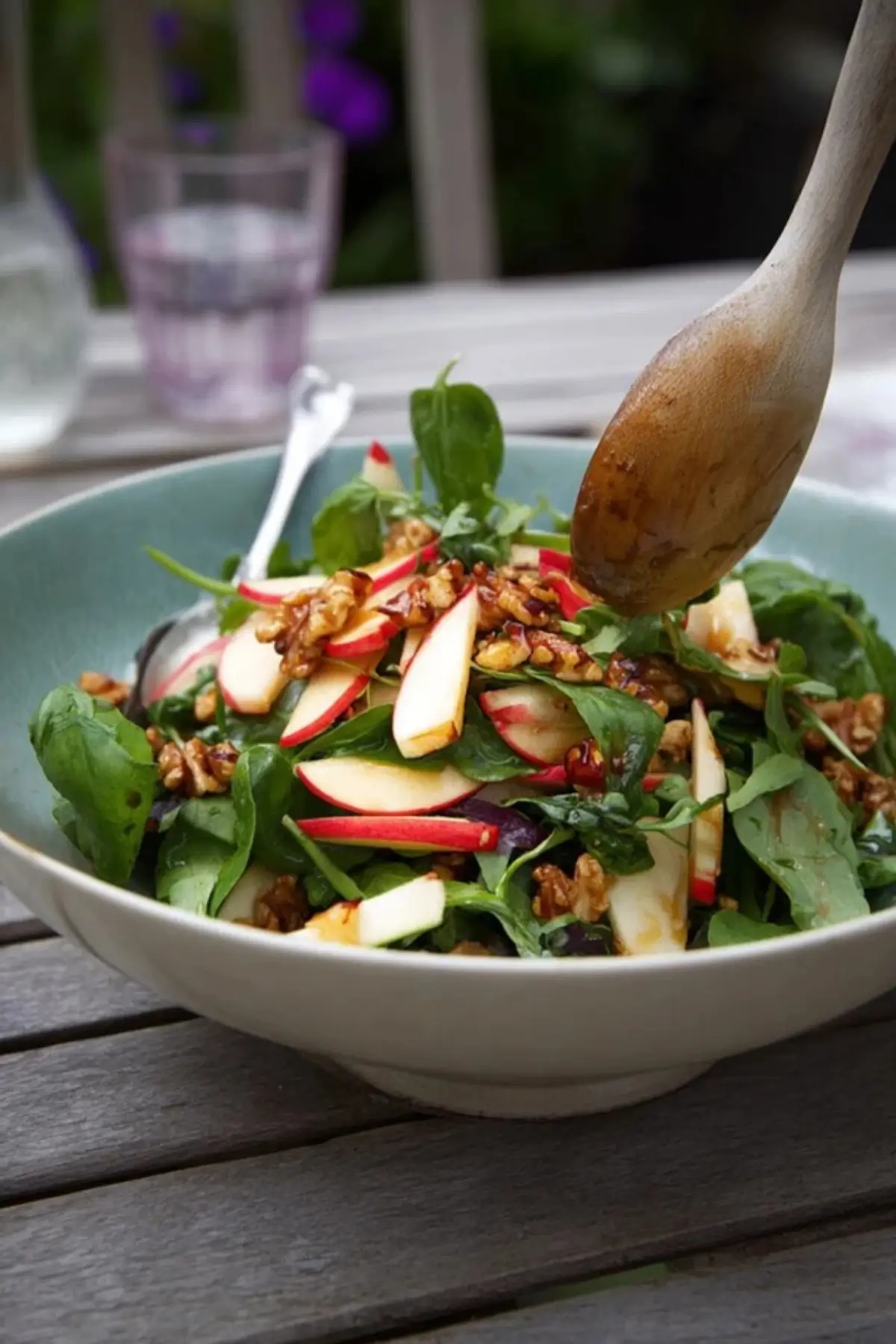 Salat mit Äpfeln und karamellisierten Walnüssen - Muma’s Kitchen